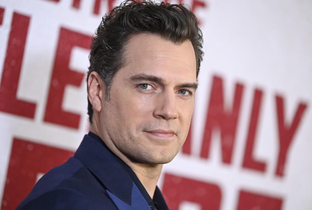 Noul film de acțiune al lui Guy Ritchie, cu Henry Cavill...